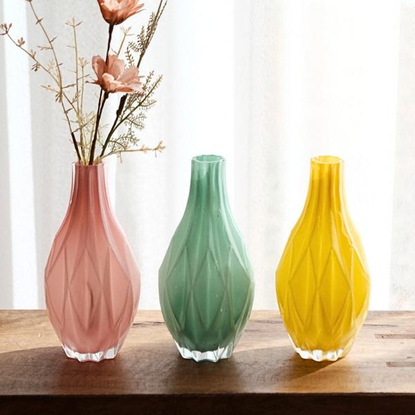 折り紙を折ったような凹凸が綺麗なダイヤの形を現したガラスのフラワーベース内側から彩色を施すことで奥行きのある透明感が楽しめます優しいカラーとみずみずしい雰囲気は花を挿したときはもちろん何も入れずに置いておくだけでもオブジェのように空間に映え...