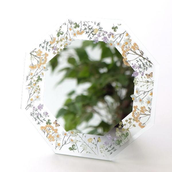 繊細な色使いで透明感ある水彩画をガラスの上から転写したフラワー八角ミラーまるで、お花畑にいるような雰囲気で花や風に揺れる野花をアレンジした優しいイメージの八角ミラーです古くから幸運を呼ぶと伝えられる八角形・・・気軽に掛けられるミラーで幸運を...