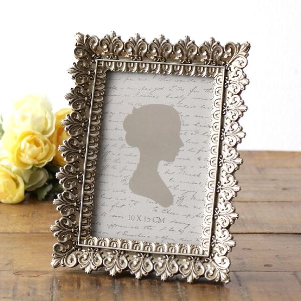 立体的にカットされたレースのような彫刻ラインが綺麗な樹脂製のエレガントなフォトフレームギラギラしすぎない控え目な光沢がクラシカルな雰囲気でリビングや寝室など空間のお洒落なアクセントになってくれそうです樹脂製でずっしりと重みがあり高級感が漂う...