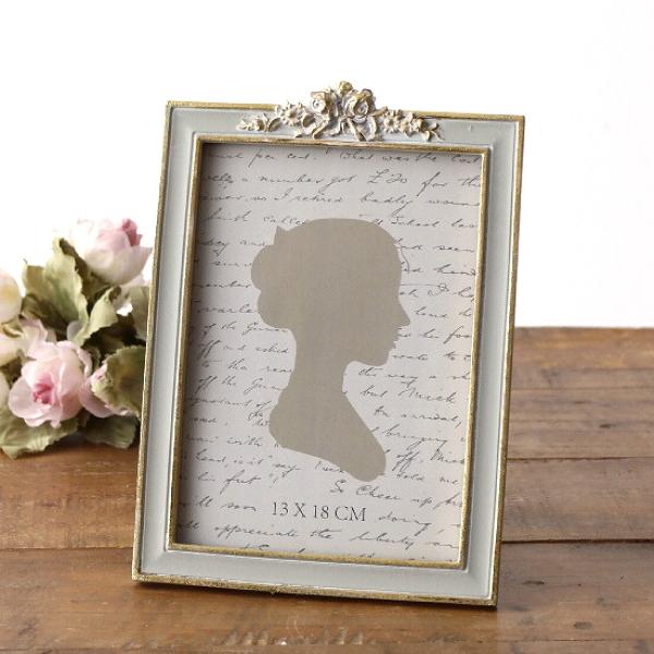 マットなカラーにゴールドのラインを縁取ったシンプルな中にも高級感が漂うフォトフレームフレームのトップには小さなバラのモチーフが付いていてリビングや寝室などで飾るとお洒落なアクセントになってくれそうお気に入りのフォトが美しいオブジェの様に空間...