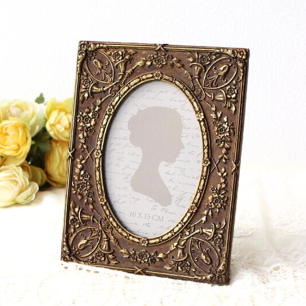 花などのモチーフをアンティークゴールドで型押ししたロココ調のオーバルフレームです全体的に深みのあるカラーがクラシカルな雰囲気で写真をより上品に引き立ててくれそうリビングや寝室に単品で飾っても存在感は大で他のフレームと並べて飾ると上品でクラシ...