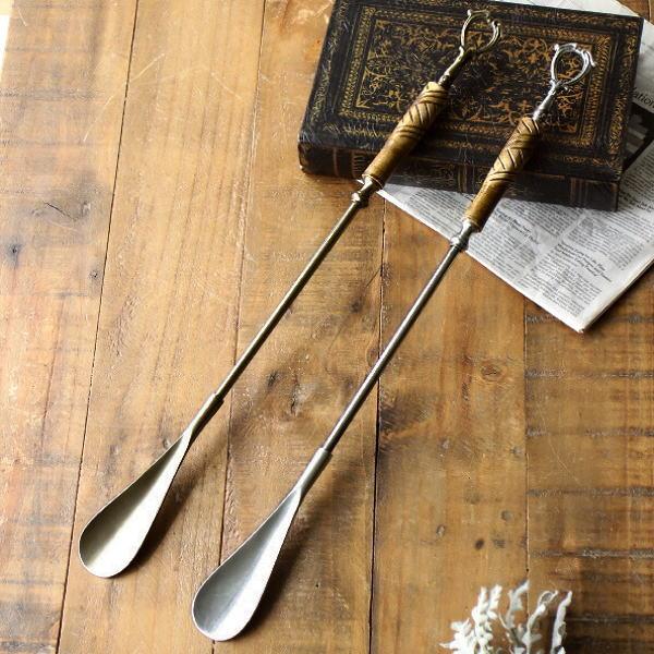 天然木のハンドルが付いた真鍮の靴べらは光を反射して上品に煌めく高級感のあるデザインですかかとをしっかりとサポートするため靴の型崩れを防ぐだけでなく長めのサイズなので、立ったまま使用することができよりスムーズで快適に靴を着脱できますお客様や家...