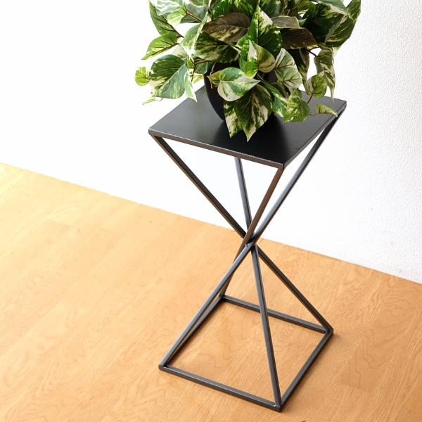 アイアンが中央で交差するアーティスティックなシルエットの花台は砂時計のようなフォルムが角度によって表情を変える立体的な美しさが魅力垂れ下がるタイプの植物を置くとアイアンの直線と植物のしなやかなラインが互いを引き立て空間を華やかに彩りますスク...