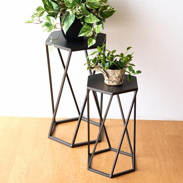無機質な素材感と天板から脚部をつなぐラインが美しい大小2サイズセットの六角形の花台垂れ下がるタイプの植物を置くとアイアンの直線と植物のしなやかなラインが互いを引き立て空間を華やかに彩ります並べて段差を活かしたディスプレイを楽しむのはもちろん...