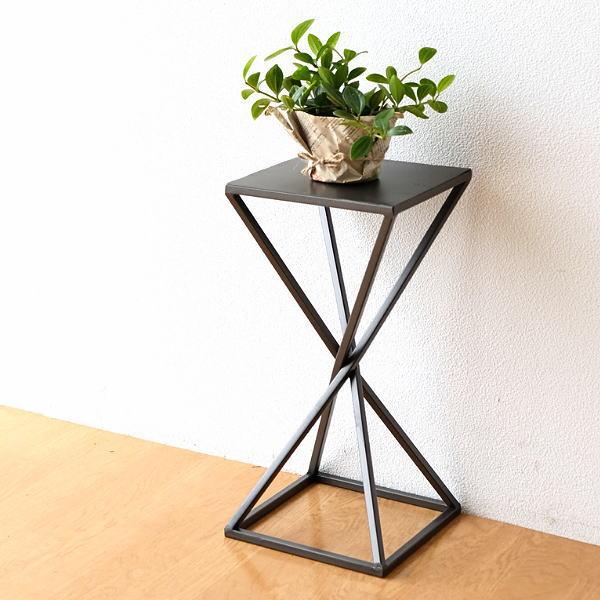 アイアンが中央で交差するアーティスティックなシルエットの花台は砂時計のようなフォルムが角度によって表情を変える立体的な美しさが魅力垂れ下がるタイプの植物を置くとアイアンの直線と植物のしなやかなラインが互いを引き立て空間を華やかに彩りますスク...