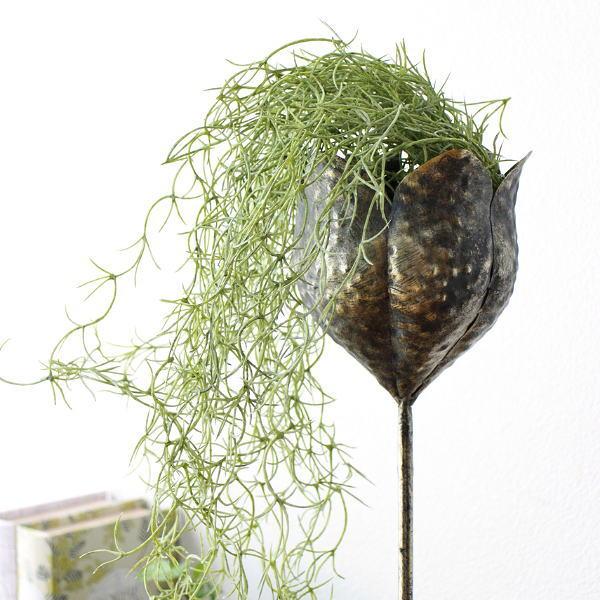 レトロでシャビー感のあるアイアンに花のつぼみのようなシルエットでアンティーク風ゴールドカラーを施したトーチのような高さのあるフラワーカップ鉢カバーとしてはもちろん単体でオブジェとして飾っても絵になる趣向を凝らしたデザインです高さのあるデザイ...