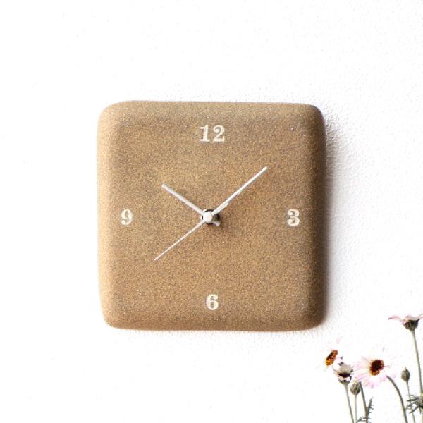 陶器のザラっとした手触りと温かみのある風合いが生活空間の中に癒しをもたらす陶器の掛け時計です「たたら作り」と呼ばれる技法で職人さんが一つひとつ丁寧に板状の土を叩きながら少しずつ形に作り上げますリビングやダイニングエントランスなどを彩り和洋を...