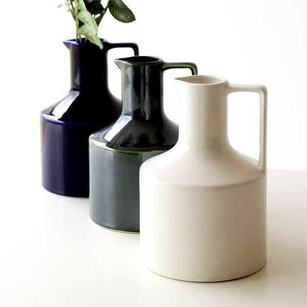 つるんとした艶感が美しい半磁器のベースは北欧風スタイルで注ぎ口、持ち手など、ピッチャー型ならではの部位がオシャレなアクセントになっています少量の花でも据わりがよく、また、安定感があるので頭の大きい華やかな花材などにも向いていて幅広くアレンジ...