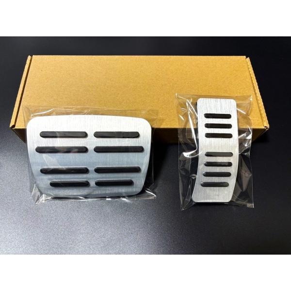 ポルシェのマカン 初代95B型に適合したアルミペダルカバー２セットです。地味な純正ペダルの足元をレーシーにドレスアップ致します。踏込んだ際にグリップ力が上がり、滑りにくくもなります。工具や穴あけ加工が一切不要。はめ込み式で取付け可能。写真取...