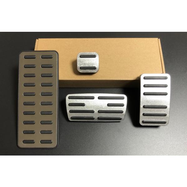 HONDAの様々な旧式の車種に適合したアルミペダルカバーフルセットです。アルミ合金素材で泥汚れや傷が付きにくく、ラバー仕様で滑りにくくグリップ力がアップ致します。地味になりがちな純正のゴム製ペダルを高級感のある足元にドレスアップ致します。工...