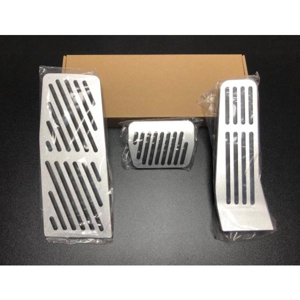 現行型CX-30、MAZDA3、MX-30、CX-60に専用設計された高品質のアルミペダルカバーフルセットです。従来の他社のアクセルペダルを純正ペダルの形状にさらに適合させた改良版です。他社のアルミより傷が付きにくい高品質なブラスト素材のア...