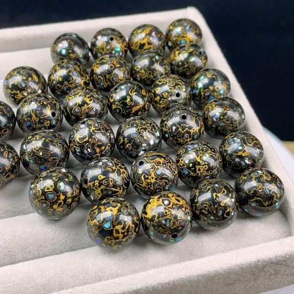 螺鈿は、広義には貝をもって飾ることをいうが、狭義には貝片を器物等の木地や漆面に装着して施す装飾法をいう。漆(うるし)の付着方や貝の干渉色により、粒ごとに相違が出ることがあります。ご理解ご了承の上ご購入ください。天然石専門　業界最低価格を目指...