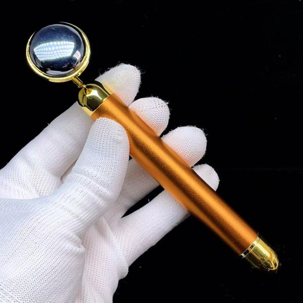 【テラヘルツ振動導入】テラヘルツ振動が毎分高速振動し、美容液や化粧水の有効成分を角質層まで効率的に届けます。【尾部回転式スイッチ】本体尾部を回すだけで簡単にON/OFF切替と振動強度調整が可能。【3カラー展開】高級感のある銀色、華やかな金色...