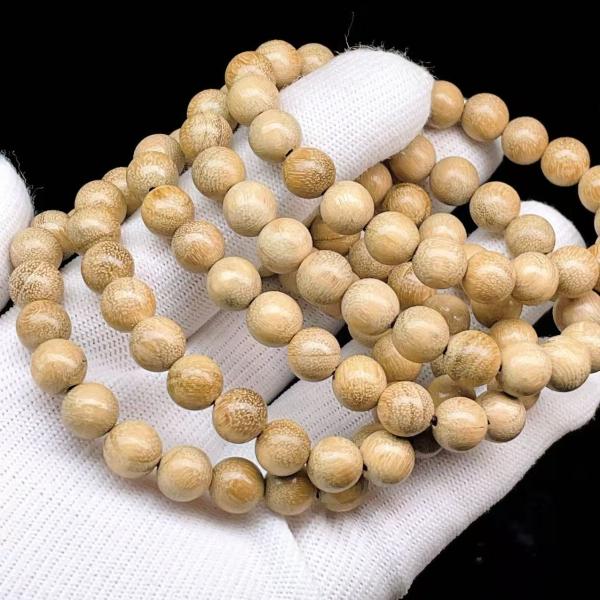 乳香木は別名(乳香檀)とも呼ばれ、海外ではクリーム沈香と呼ぶこともある。乳香木は主にインドネシア、マレーシア、ベトナム及び中国海南省などで生産される。乳香木は成長が非常に遅く、一般的な成材には600-800年かかり、生育環境に対する要求も厳...