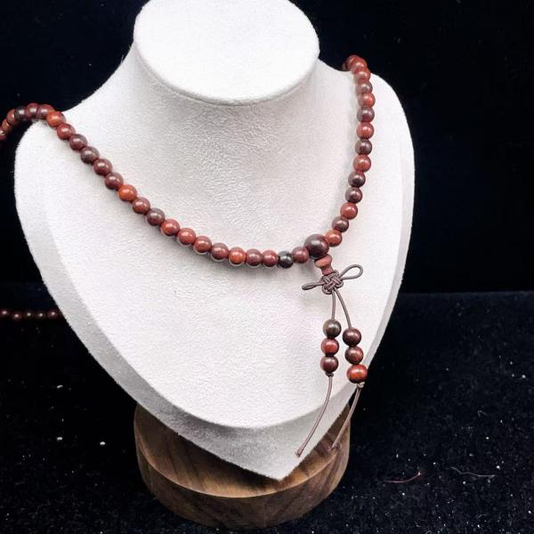 紫檀には気持ちを落ち着かせる働きがあり、その香りが自分の気持ちを落ち着かせ、心を落ち着かせる働きをします。また美容の効果を持っていて、白檀の中のいくつかの成分は柔らかい肌の作用を果たすことができます。眠りを鎮める効果もあり、睡眠の質を調整し...