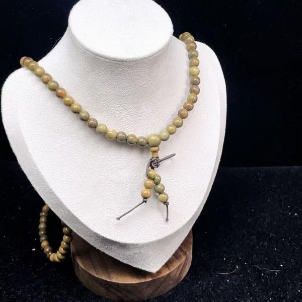 緑檀とはハマビシ科の広葉樹のリグナムバイタという樹木です。世界で最も重い木として有名で、硬く耐久性に優れ、加工面は蝋のような艶があります。経年変化により濃緑褐色となり、印鑑や数珠、ステッキなどに加工されます。リグナムバイタとはラテン語で「生...