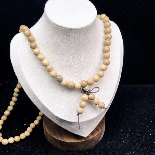 乳香木は別名(乳香檀)とも呼ばれ、海外ではクリーム沈香と呼ぶこともある。乳香木は主にインドネシア、マレーシア、ベトナム及び中国海南省などで生産される。乳香木は成長が非常に遅く、一般的な成材には600-800年かかり、生育環境に対する要求も厳...