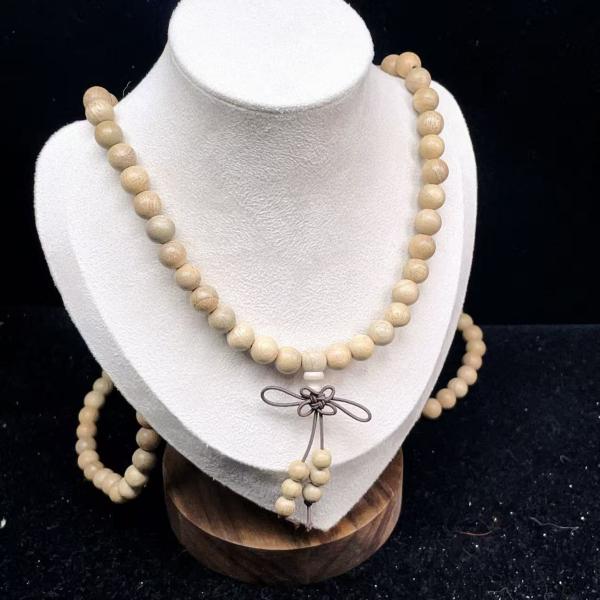 #香木に関して#　天然香木に含まれている香り成分と空気が触れることにより白い粉状のものがでます。カビではござませんので、ご安心ください。気になる場合はティッシュなどの乾いてるものでお拭きください。保管する際も出来るだけジップロックなどに入れ...