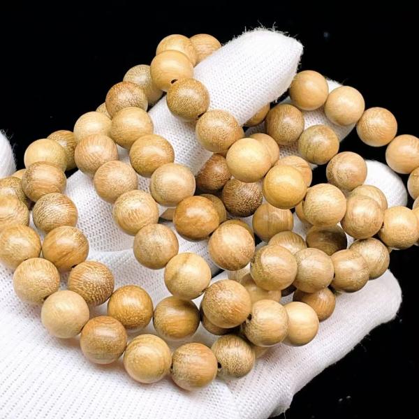 乳香木は別名(乳香檀)とも呼ばれ、海外ではクリーム沈香と呼ぶこともある。乳香木は主にインドネシア、マレーシア、ベトナム及び中国海南省などで生産される。乳香木は成長が非常に遅く、一般的な成材には600-800年かかり、生育環境に対する要求も厳...