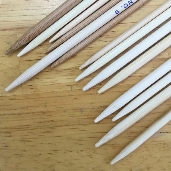 竹製の棒針4本組は、自然な風合いと軽やかな使い心地が魅力です。長さ30cmでセーターやマフラー、小物作りにも使いやすいサイズ。竹ならではのしなやかさが手編み時間を心地よくしてくれます。日本製で丁寧に仕上げており、初心者からベテランまで幅広く...