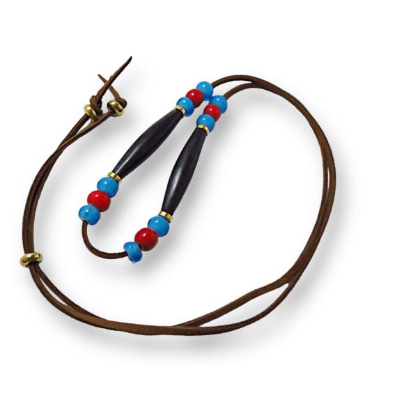 ・商品詳細・インディアンジュエリーやネイティブアクセサリーに使いまわせるカスタムレザーチョーカーになります。遊び心をくすぐる水牛ロングボーンビーズと真鍮パーツ、ブラウンの紐が相性抜群です。ホワイトハーツビーズもアクセントになっていて、他のビ...