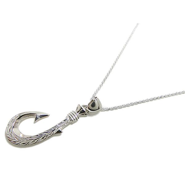 人気のハワイアンジュエリーを現地から買い付けてきました♪その中でも特に人気のフィッシュフック（釣り針）アラベスク（唐草）を銀職人が彫り上げた現地さながらの人気アイテムです。※両面同デザインですフックの数だけ幸せを釣り上げるといわれるこのモチ...