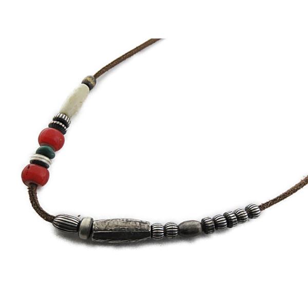 ・商品詳細・インディアンジュエリーやネイティブアクセサリーに使いまわせるカスタムレザーチョーカーになります。程よく燻されたシルバー925パーツとホワイトハーツビーズ、さざれ型ターコイズをスエード（合成）チョーカーにカスタム。本物モルガンダラ...