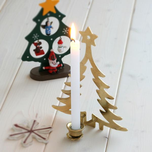 クリスマス限定の真鍮製キャンドルホルダーです。かわいいクリスマスツリーのデザインで上部の穴（径５ｍｍ）を使えば壁掛けでお使いいただけます。幅約14cmx奥行5.7cmx高さ約17.2cm 0.14kg