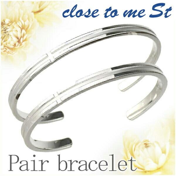 【close to me/クローズトゥーミー】ブランド ペアバングル ブレスレット※こちらの商品はギフトBOXに梱包しての配送になります。※価格はペア(2個セット)の価格となります。クロスのラインがさりげなく入ったステンレスのペアバングルで...