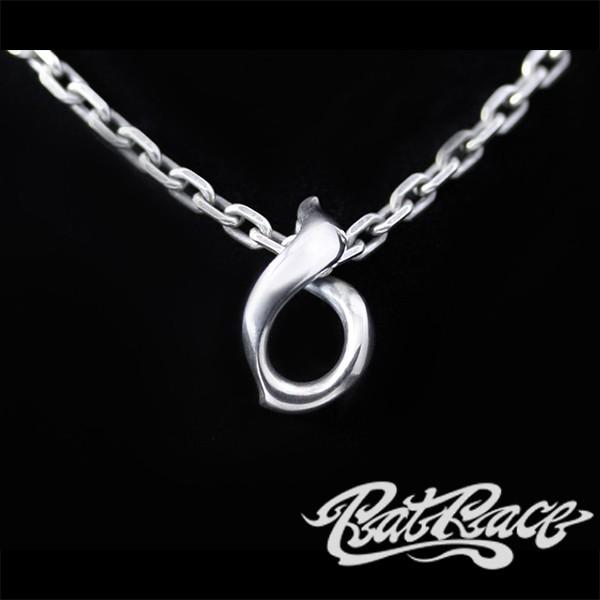 こちらは受注製作品のため、お届けに2〜3週間程のお時間を頂きます。ご了承下さい。"KING OF SKULL"【RAT RACE/ラットレース】ラットレース王道モチーフのフレア。KAIKA Collectionのペンダントトップです。流れる...