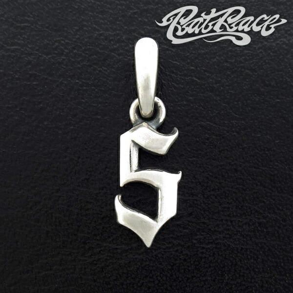 【RAT RACE/ラットレース】こちらは受注製作品のため、お届けに2〜3週間程のお時間を頂きます。ご了承下さい。【RAT RACE】R.A.W（Rat Another World）オリジナルフォントで構成されたLetter Pendant...