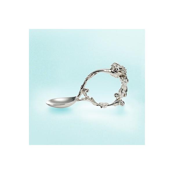 フルーツの盛り籠を中心に、赤ちゃんが持ちやすいように、持ち手が輪型にデザインされたスプーンです。『幸せをすくい取る』…という意味に加え、フルーツのモチーフには『食べ物に困らないように…』との願いも込められています。ご出産祝やお誕生日等、プレ...