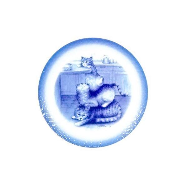 猫の言葉が聞こえてきそう…彼等の自由気ままな暮らしぶり、まるで物語から抜け出てきたようなあどけない姿を絵にしました。あなたはどのシーンがお好き？『おやつの時間』Working Hard Together※サイズ：直径 19.5cm