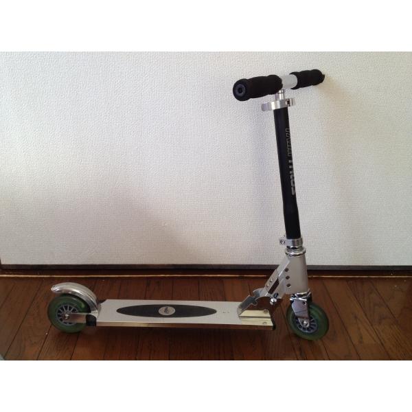 【発売日：2022年08月18日】キックボード店頭展示・試乗品だったものです。新品ですが、試乗されているため少々の汚れはあります。しかし、フット部滑り止め部分のプリント剥げはありません。状態は良好です。ただし、展示でハンドルを付けたり、外し...