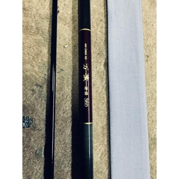 国産の新品鯉竿　NEW万葉360(12尺) 硬調　送料無料　40%オフのなんと7,200円です。それに2#もお付けしています。補強材やつなぎ部分の削りしろにもカーボン100%のカーボンを使ってこだわって作りあげました。万葉は長年に渡って製作...