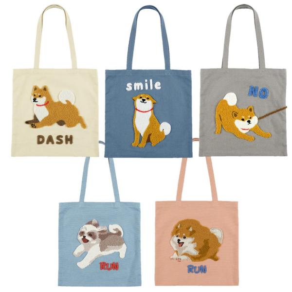 真ん中に大きく施されたサガラ刺繍が目を引く、犬モチーフのマチ無しトートバッグ。ふっくらとした刺繍が愛らしく、綿100％素材のナチュラルな風合いが魅力です。約32×32cmの使いやすいサイズで、ランチバッグやサブバッグにもぴったり。犬好きさん...