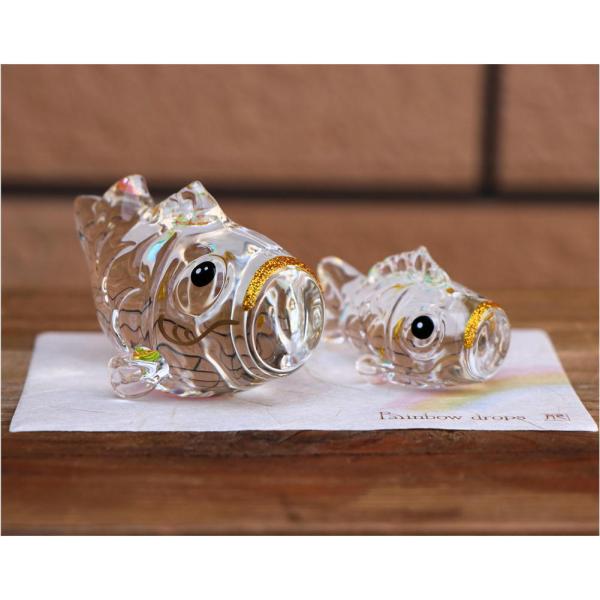 角度、光の当たり方でガラス越しに見える虹がいろいろな色に輝く、クリスタルの鯉のぼり。虹は希望や喜びを連想させてくれる癒しのモチーフです。澄んだクリスタルの鯉のぼりは、通常のオブジェとしてはもちろんお空の上の可愛いあの子のためにも飾ってあげた...