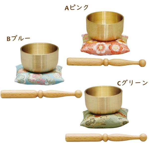 手のひらサイズの小さなおりんです。おりんは、美しい音色によって邪気を祓い（はらい）、音に乗せて祈りを届けるものと信じられています。sizeおりん：約　縦・横5cm 高さ3cm　真鍮りん座布団：約　縦・横6.5cm 高さ1.5cm　金襴りん棒...