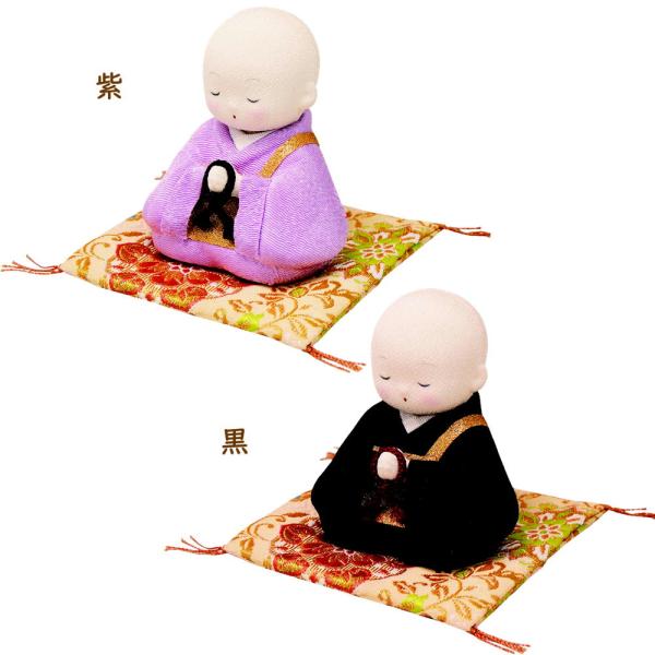 可愛らしい手のひらサイズのちりめん細工お坊さんの置物です。祭壇やお仏壇に添えて飾っていただくとお祈りの場を癒してくれます。size　約 幅10×奥行10×高さ8.5cm　※幅と奥行きはお座布団のサイズです素材　レーヨンちりめん・金襴※サイズ...