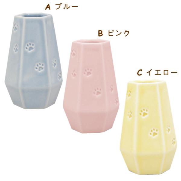 小さな小さなペット仏具です。省スペースに飾っていただけるようコンパクトですがとても可愛くデザインされています。足跡がデザインされたペット仏具の花立てです。３カラーからお選びください。size：約幅5×高さ7.7cm(口径2.4cm)素材：陶...