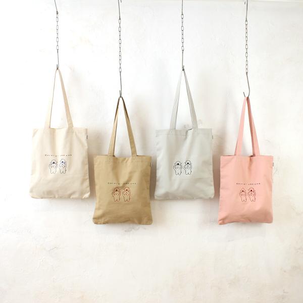 可愛いモフモフ犬の刺繍トートバッグです。ユーモラスな刺繍を施したトートで内側にはポケットがついているので、小物などを整理整頓できます。雑誌なども入るしっかりサイズなので、ぽいぽい色々入れふらっとお出かけにちょうどいいふらっとトートです。わん...