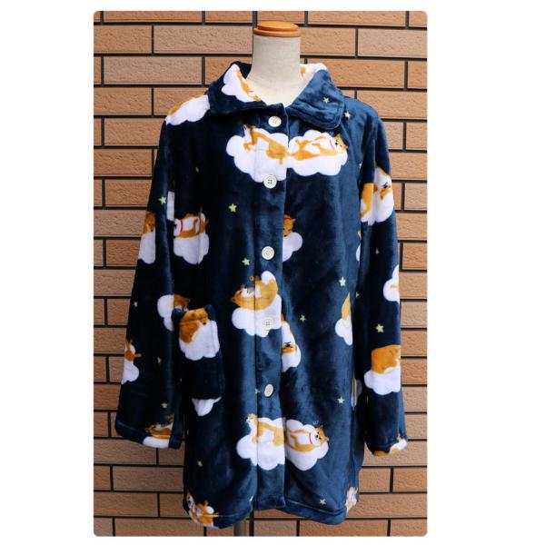 ☆こちらの商品は、サイズが大きいためラッピングはできません☆ いろんなポーズの犬模様でキュートにデザインされたルームウェア!!お尻までポカポカ着丈80cmがちょうどいい♪右にポケット付きです。Size：レディースM着丈：約80cm素材：ポリ...