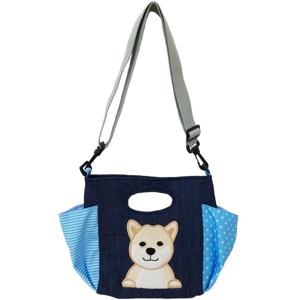ワンちゃんのお散歩用にピッタリのお散歩バッグかわいいワンちゃんのアップリケのついたソフトなデニム生地のお散歩バッグ。外にも中にもポケットがいっぱいで犬の散歩の時に必要な細々したものがバッグの中で迷子になるのを防いでくれます。取り外し可能・長...
