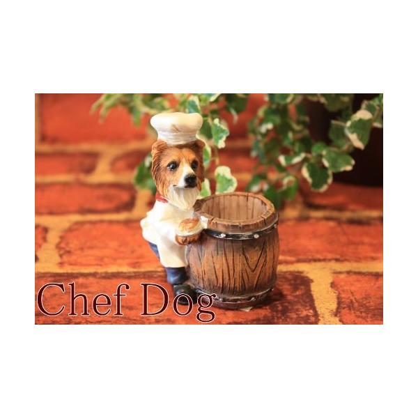 コック姿のシェルティ　ドッグフィギュア付き爪楊枝立て。犬種ごとにポーズも色々♪片手には、お料理・フォーク・スプーン・フルーツなどを持っています。爪楊枝立てとしても、デスクの上の小物入れや印鑑立てにしても!!Size　約7×5.5cm素材　レ...