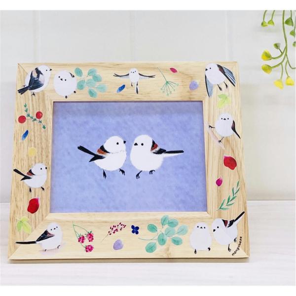 葉っぱや植物に囲まれたシマエナガちゃんに癒されるボタニカルテイストのフォトフレームです♪うちの子のお気に入りの写真を入れたり大好きなイラストを入れたり♪♪かわいいフォトフレームがあるとお部屋にいる時間も楽しくなりますね♪お部屋以外にも会社の...