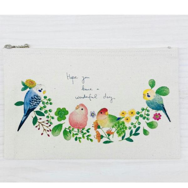 かわいい小鳥たちが草花のリースに止まっているナチュラルで大人かわいいフラットポーチ♪後ろにも小鳥のハーフリースがプリントされていてかわいさが詰まってます☆マチなしのフラットタイプのポーチ☆中央にポケットがあり3つに分けていろいろと入れられま...