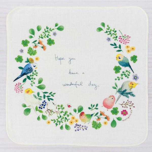 かわいい小鳥たちが草花のリースに止まっているナチュラルで大人かわいいハンカチです♪表ガーゼ・裏パイルのハンカチなので吸水性がよいのが嬉しいポイントです♪ことり好きさんへのプレゼントにも喜ばれると思います♪Size：約25×25cm素材：コッ...
