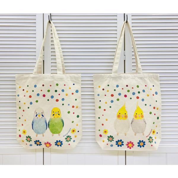 仲良しインコペアが描かれているかわいいトートバック♪セキセイインコ2羽(ブルーとグリーン)オカメインコ2羽(ルチノーとノーマル)の、2デザイン回りのドットやお花も色鮮やかでポップな雰囲気のイラストです♪サイズ感もA4サイズがちょうどよい感じ...