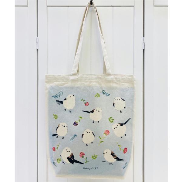 モフモフなシマエナガちゃんとボタニカルテイストのお花や葉っぱがかわいいトートバックです(*^^*)サイズ感もA4サイズがちょうどよい感じで入ります♪通勤通学用のサブバックやエコバッグ代わりにも♪※内ポケットはついておりません※後ろは無地です...