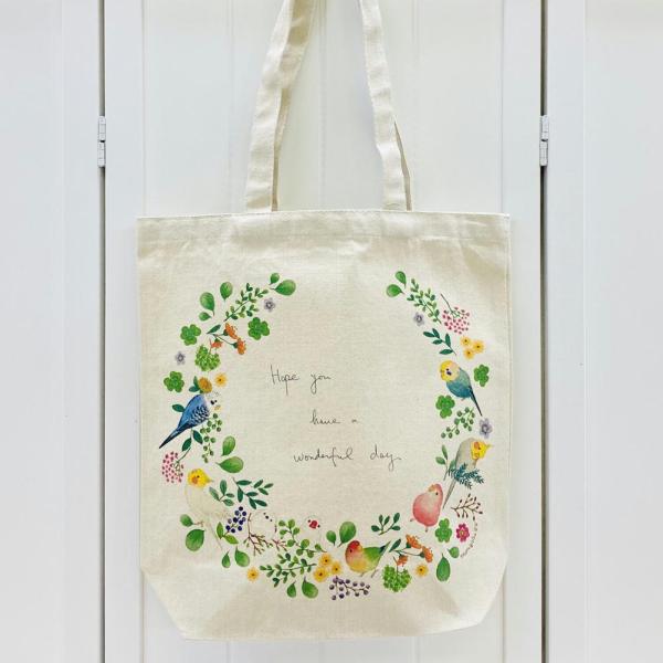 かわいい小鳥たちが草花のリースに止まっているナチュラルで大人かわいいトートバックです♪Hope you have a wonderful day「素敵な一日を」メッセージもポイント♪(*^^*)サイズ感もA4サイズがちょうどよい感じで入りま...